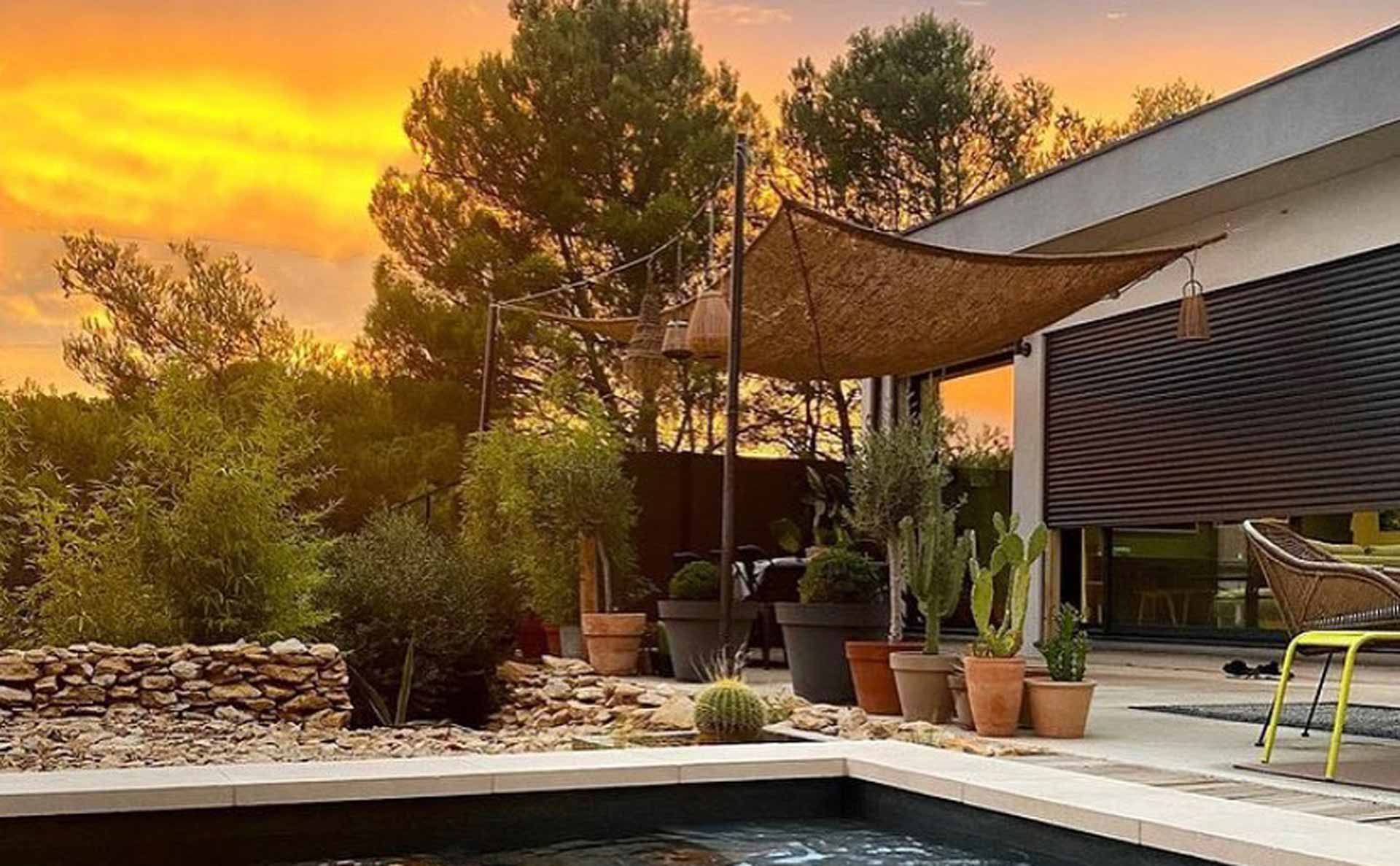 Installing multipoint-attachment shade sail | Les ombrières de Provence